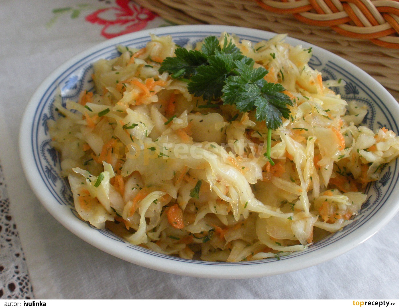 Salát z hlávkového zelí recept - TopRecepty.cz