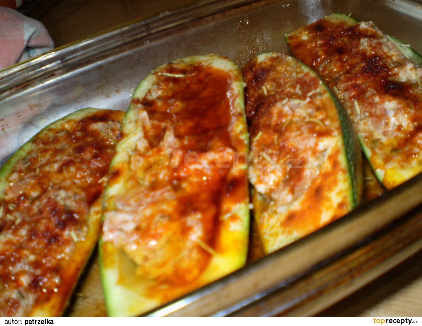 Zapečená cuketa plněná mletým masem a sýrem recept - TopRecepty.cz