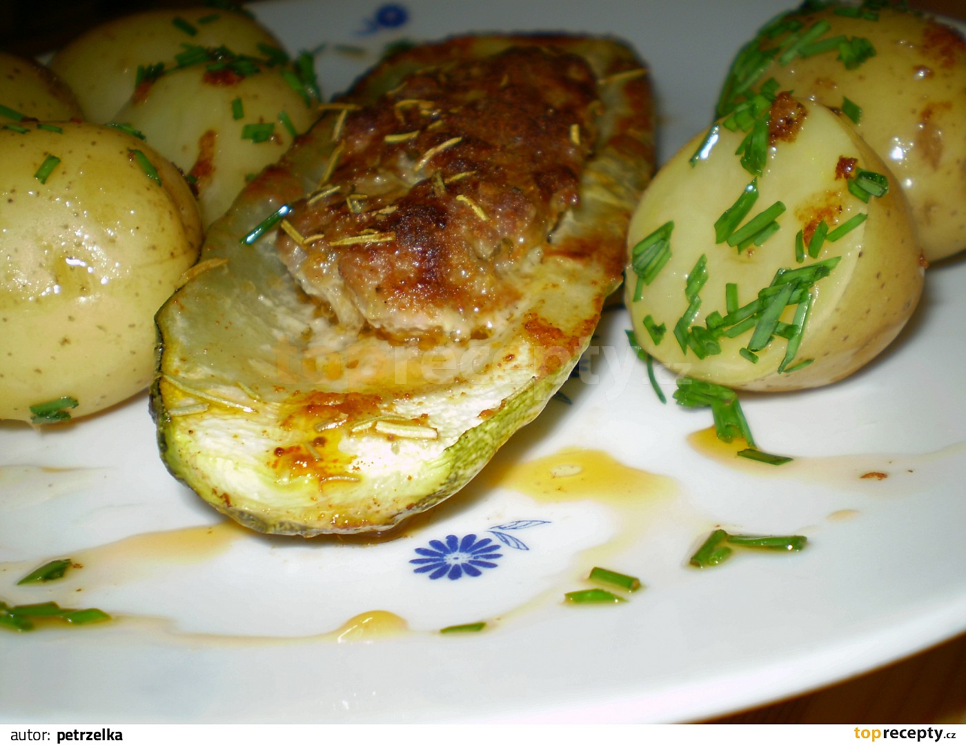 Zapečená cuketa plněná mletým masem a sýrem - TopRecepty.cz