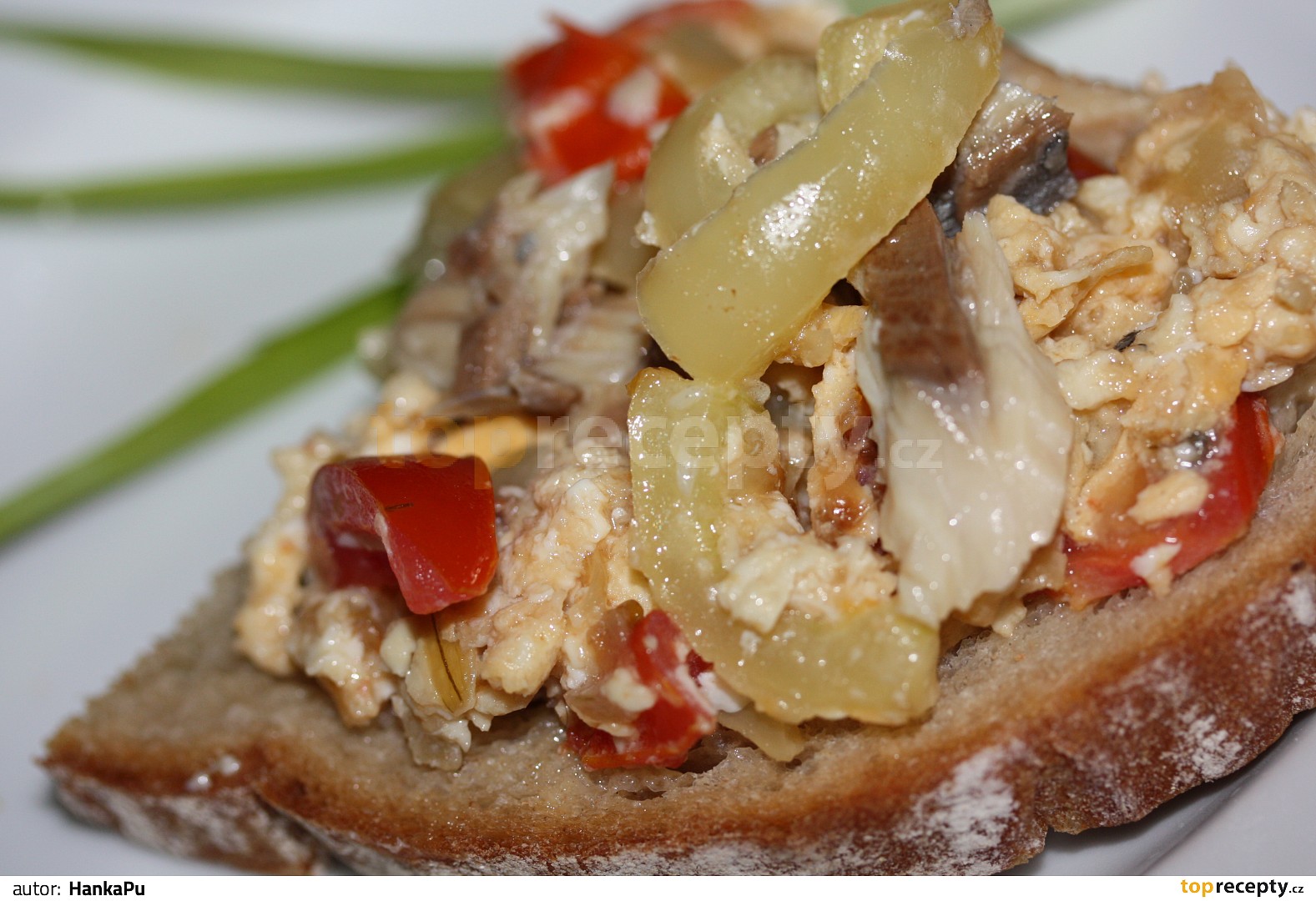 Míchaná vajíčka na pikantní směsi recept - TopRecepty.cz