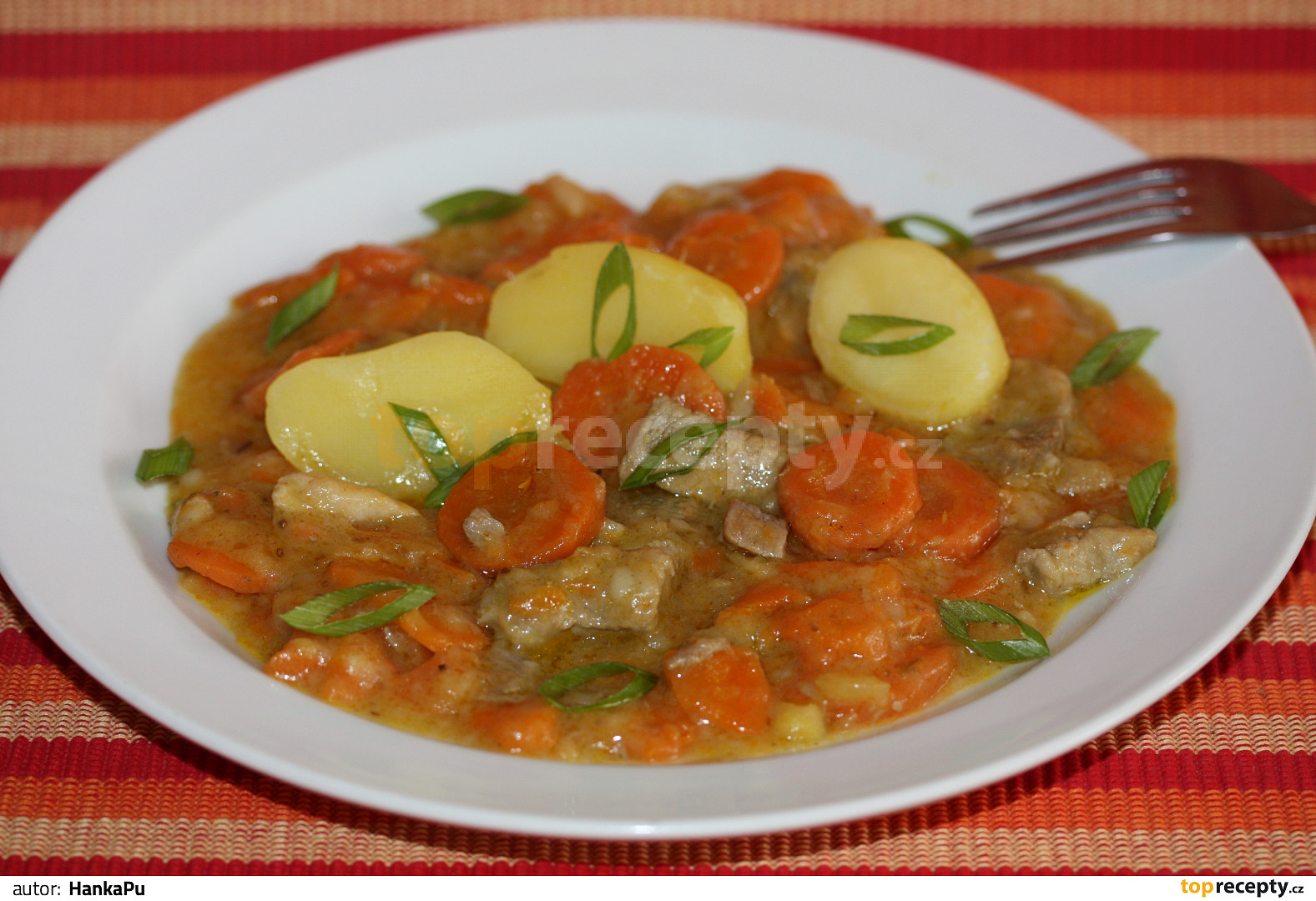 Vepřové maso na mrkvi recept - TopRecepty.cz