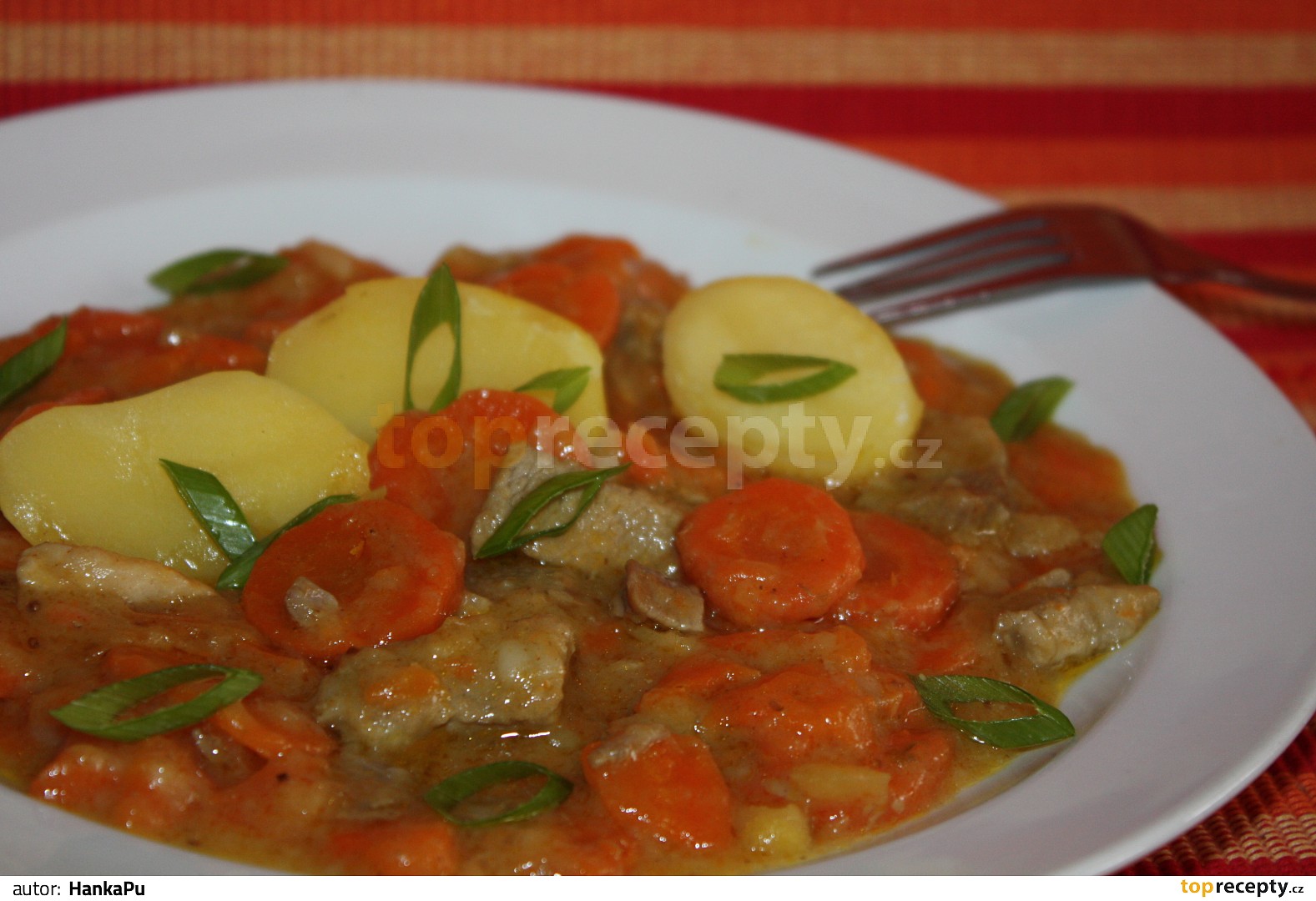 Vepřové maso na mrkvi recept - TopRecepty.cz