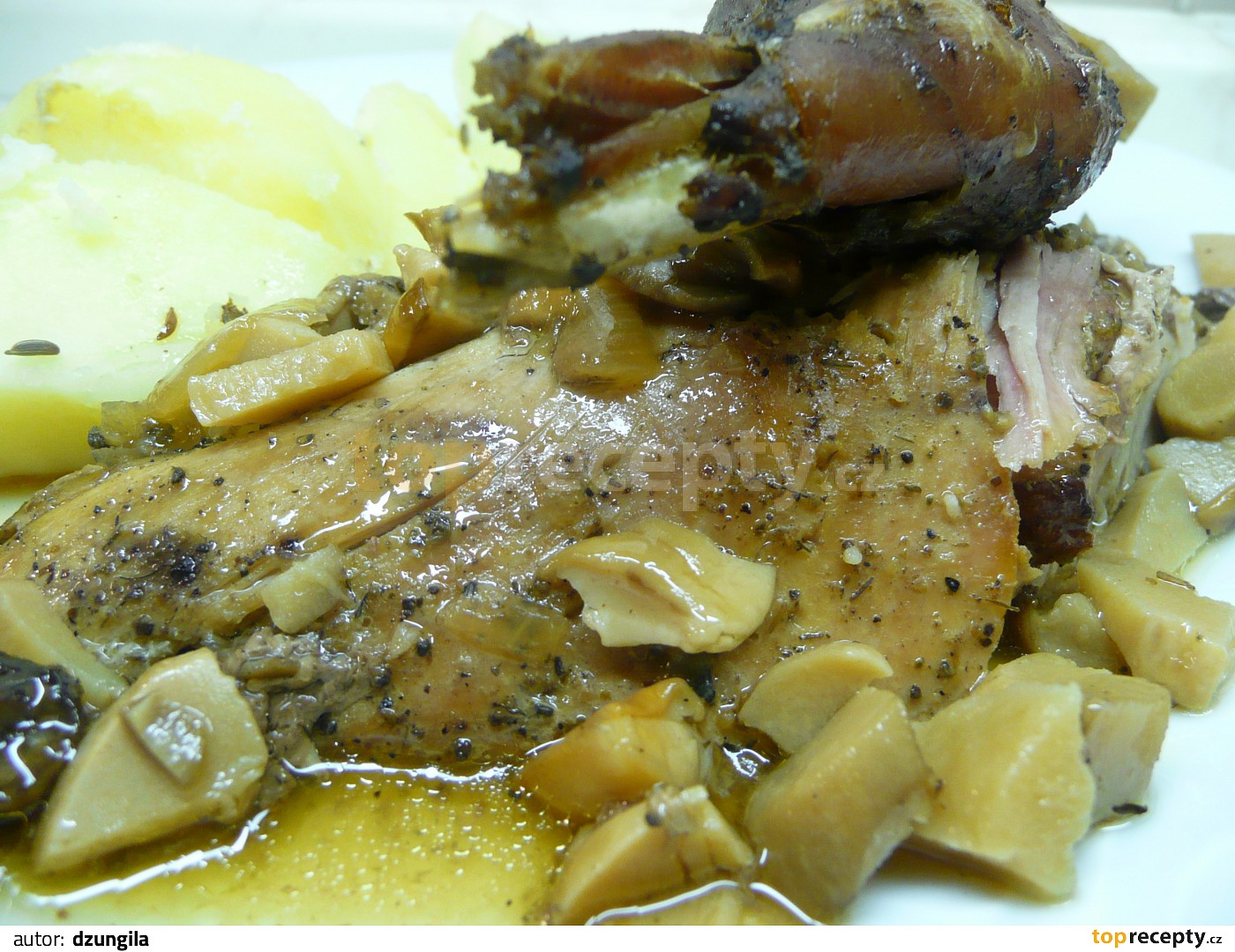 Pečený bažant na houbách - TopRecepty.cz