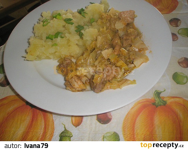 Dušené hlávkové zelí s vepřovým masem recept - TopRecepty.cz