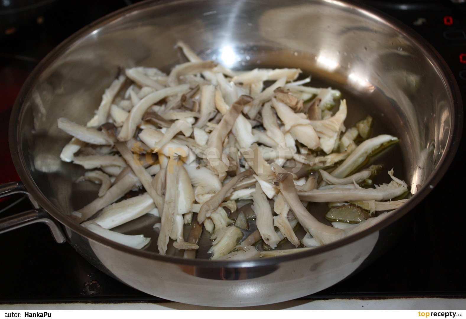 Hlíva s oříšky recept - TopRecepty.cz