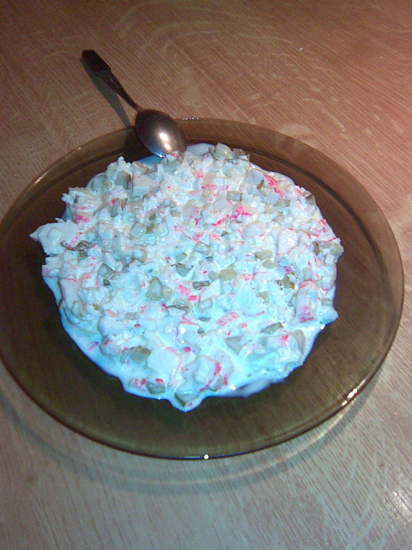 Surimi (krabí) tyčinky - salát recept - TopRecepty.cz