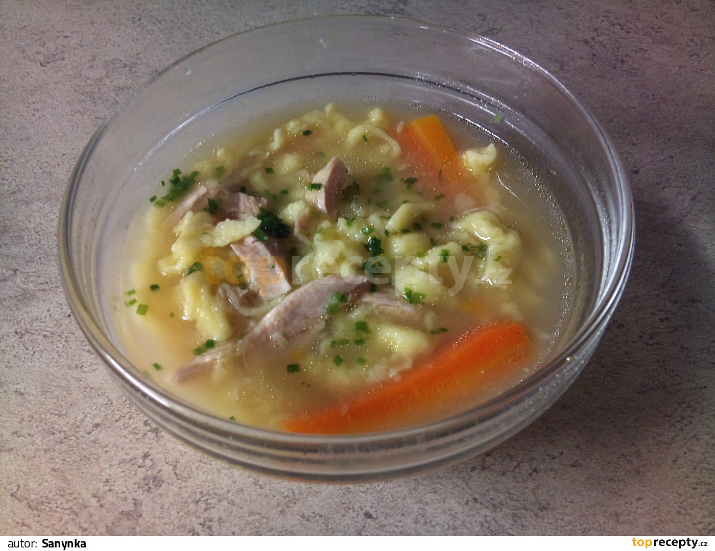 Domácí vývar z vepřových kostí se zeleninou a vaječnými nočky recept ...