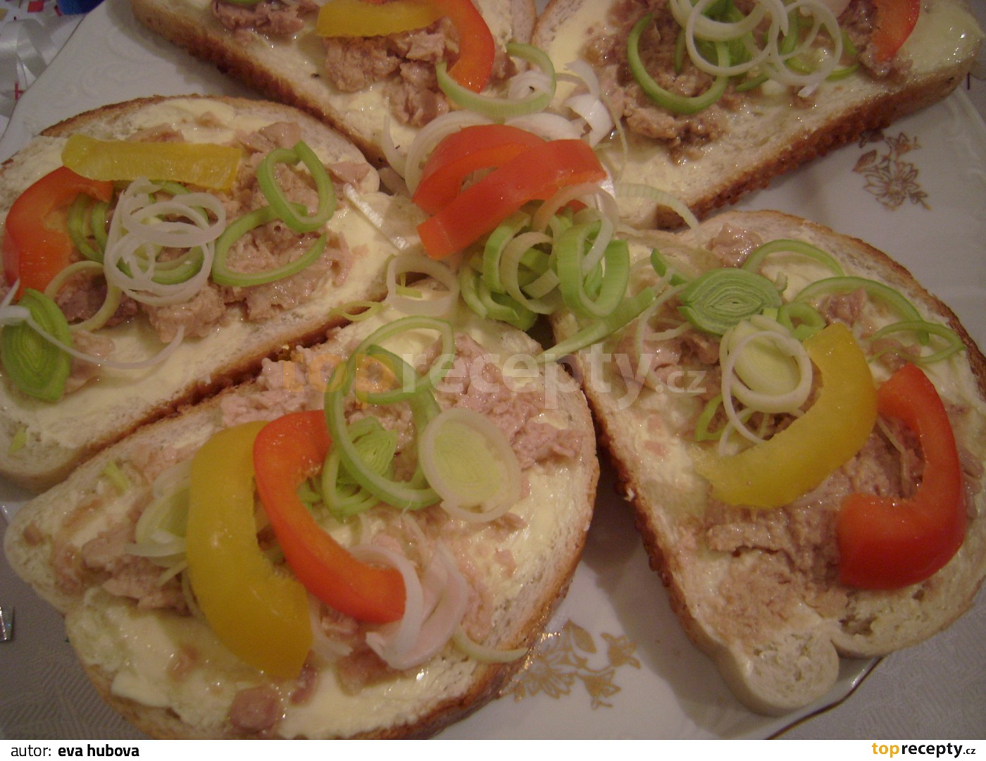 Obložené chlebíčky s tresčími játry recept - TopRecepty.cz