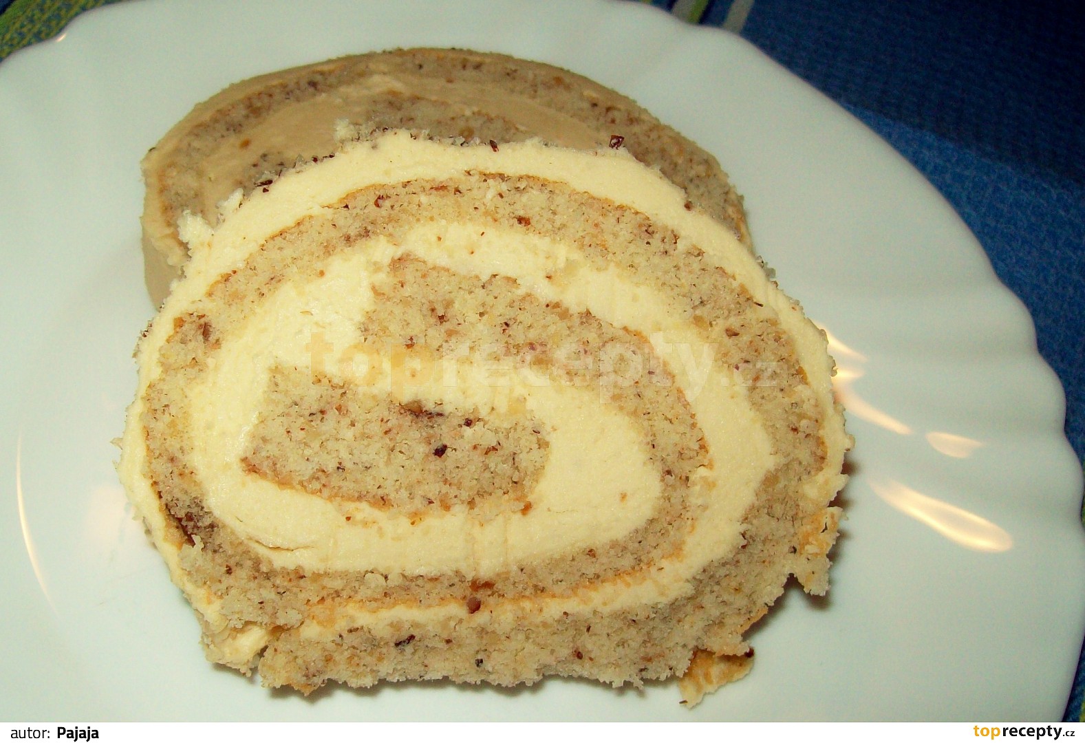 Ořechová roláda s karamelovým krémem recept - TopRecepty.cz