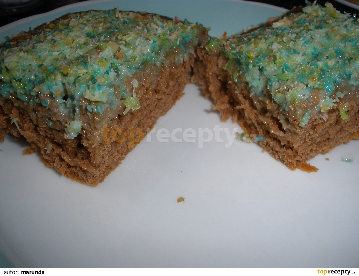 Buchta rafaelo s barevným kokosem recept - TopRecepty.cz