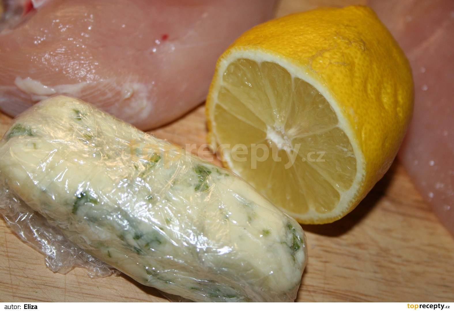 Šťavnaté kuřecí řízky po kyjevsku recept - TopRecepty.cz