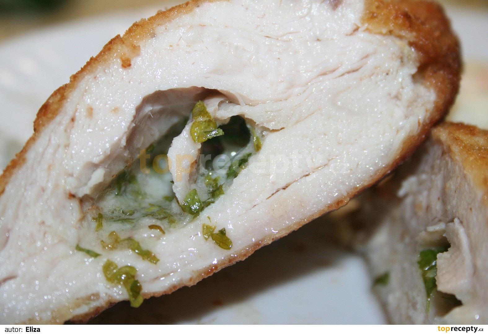 Šťavnaté kuřecí řízky po kyjevsku recept - TopRecepty.cz