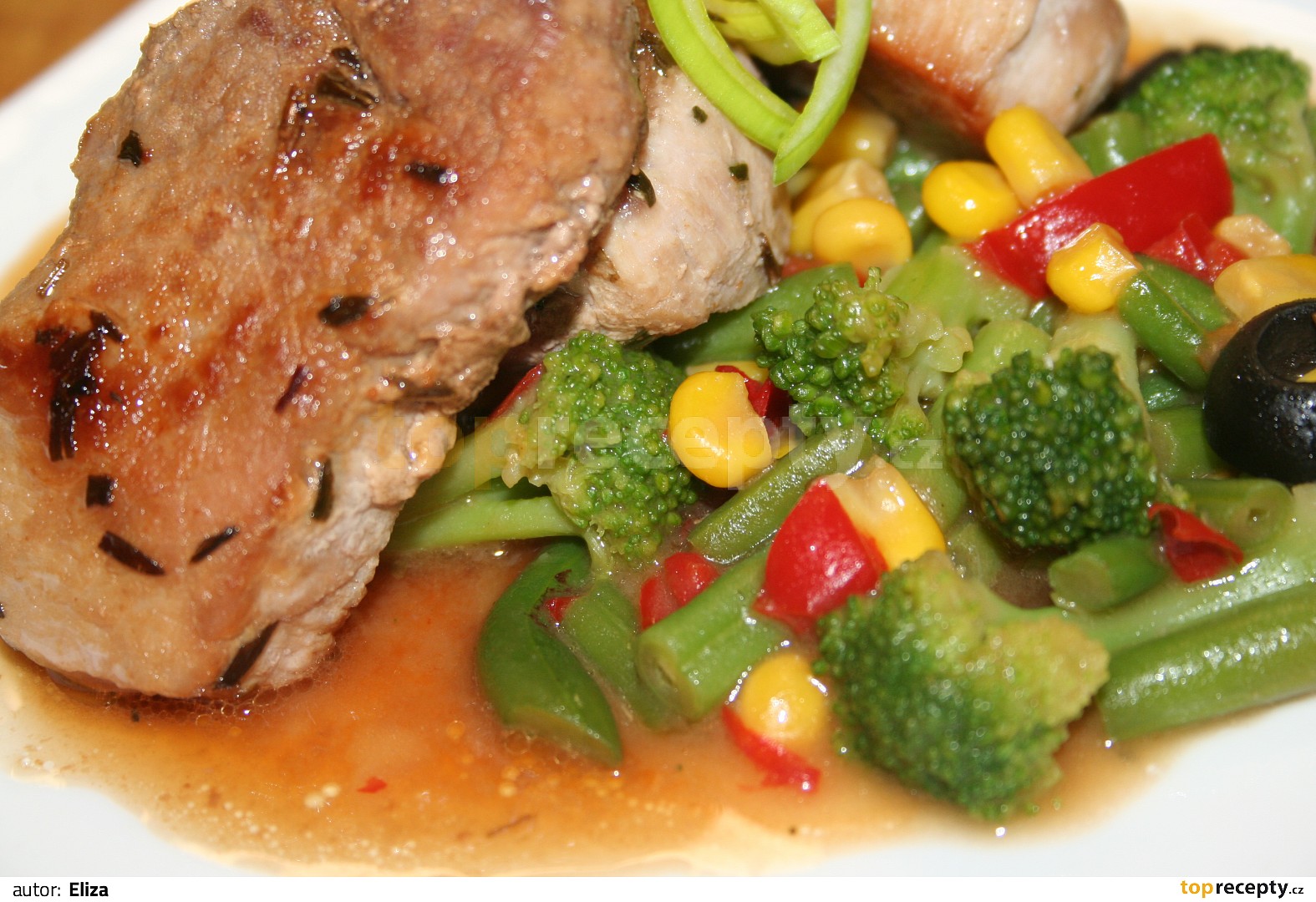 Steaky z vepřové panenky se zeleninou recept - TopRecepty.cz