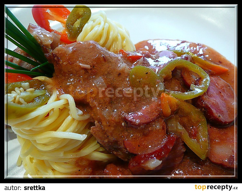 Plecko s pikantní klobáskovou omáčkou - TopRecepty.cz