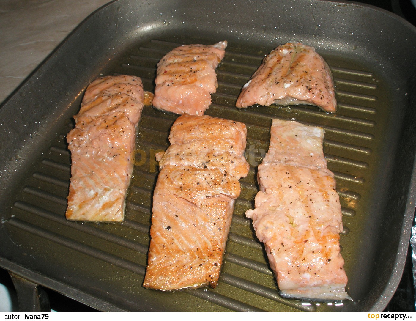 Filet z lososa s chřestem a maltézskou omáčkou recept - TopRecepty.cz
