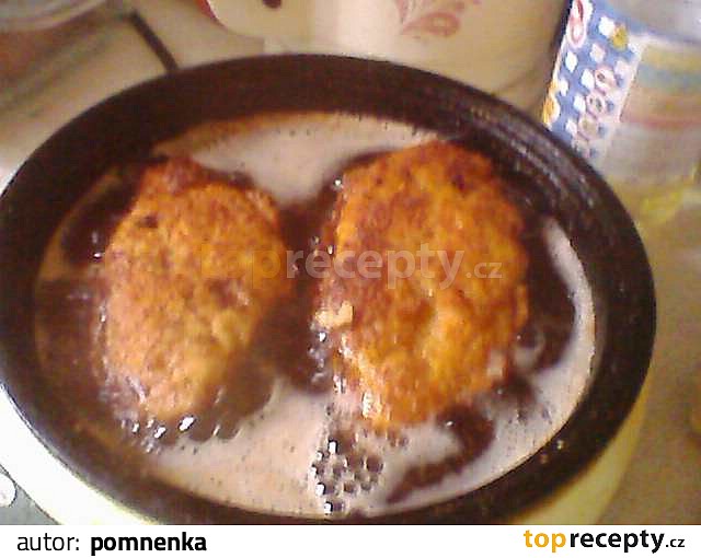 Kuřecí řízek s jogurtovým podkladem - TopRecepty.cz