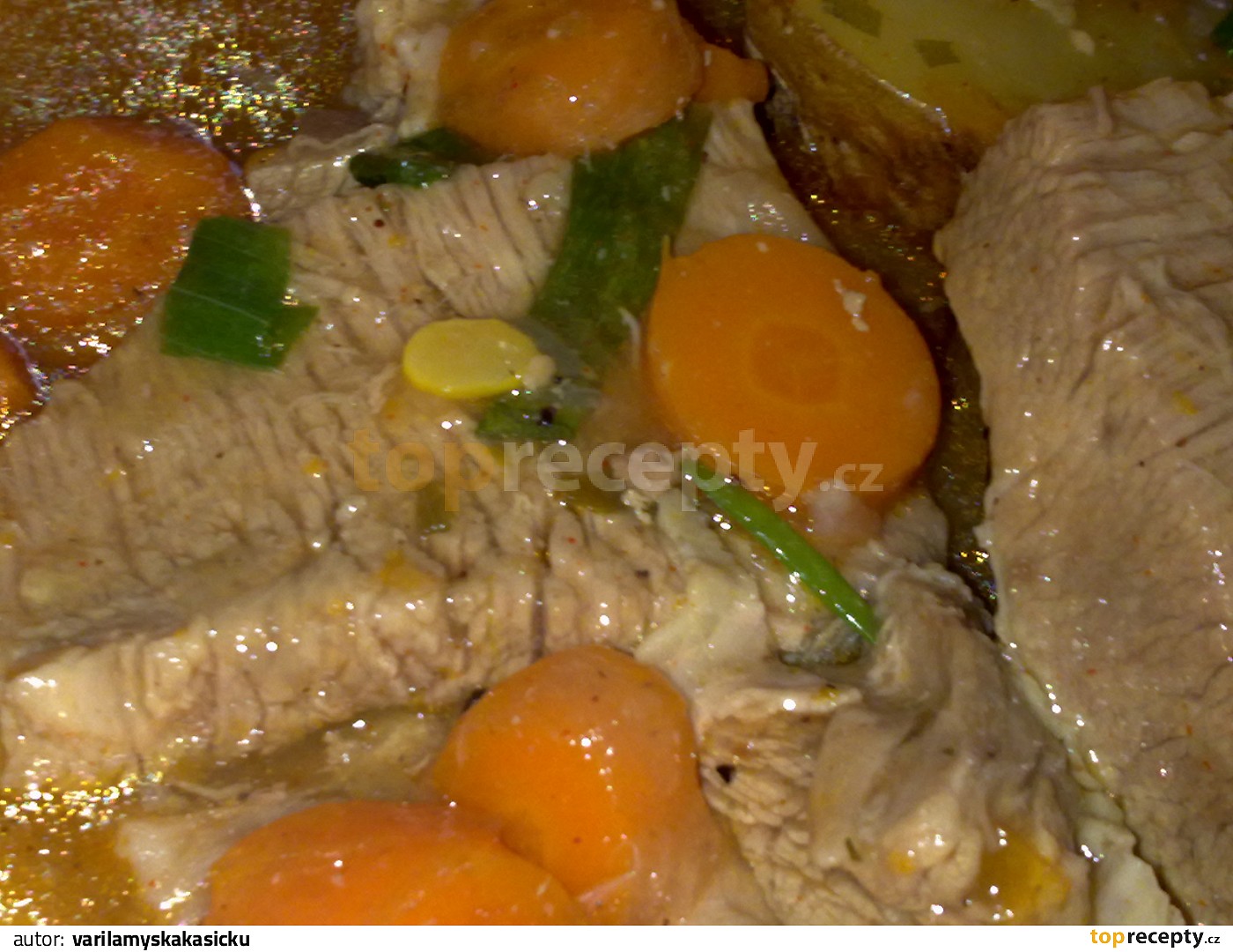 Telecí pečeně na slanině, mrkvi a hořčicích recept - TopRecepty.cz