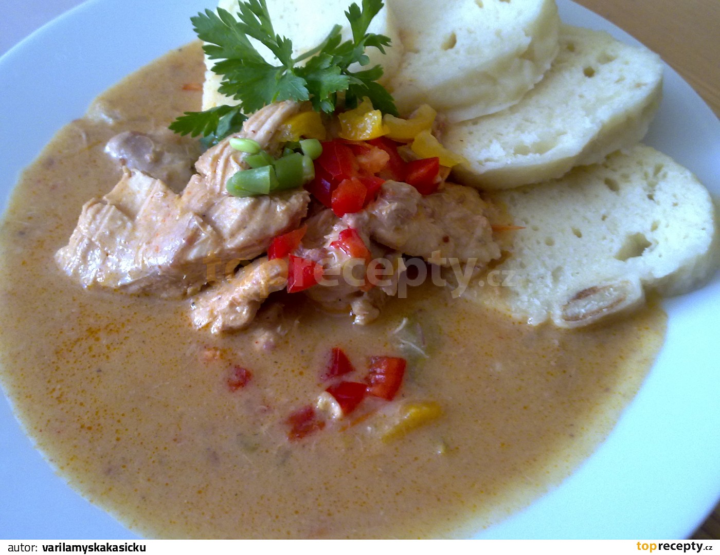 Kuřecí plátky na špeku a čerstvých paprikách recept - TopRecepty.cz