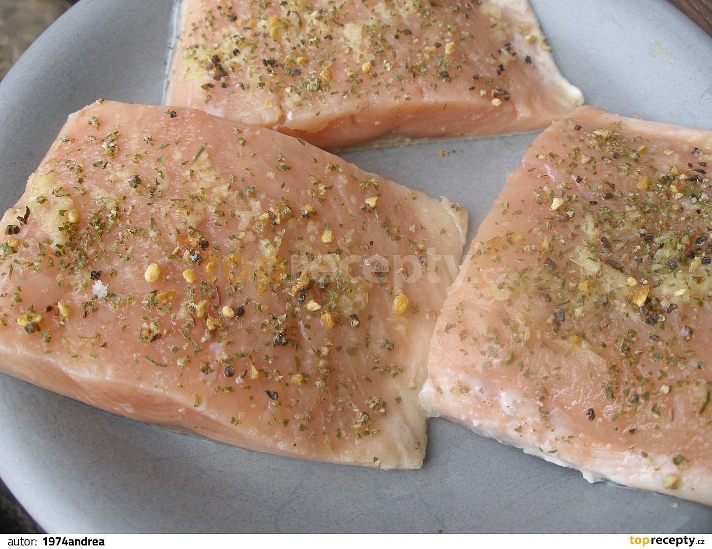 Losos s okurkovou omáčkou recept - TopRecepty.cz