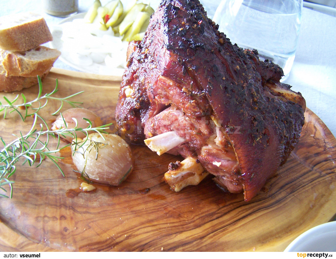 Pečené uzené koleno recept - TopRecepty.cz
