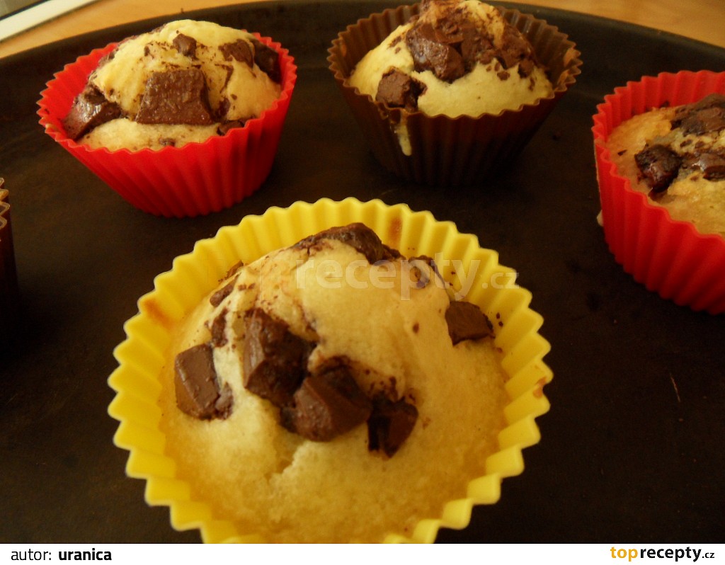 Recept na rychlé muffiny s kousky čokolády - TopRecepty.cz
