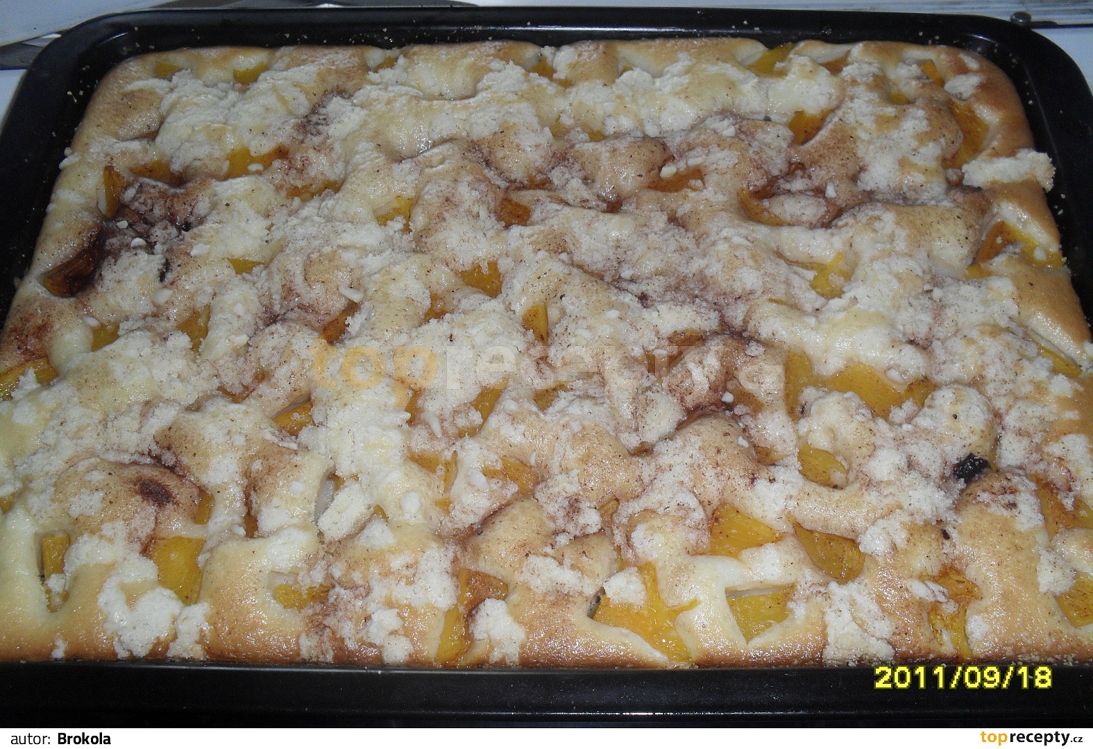 Rychlá jednoduchá buchta s broskvemi a kakaem recept - TopRecepty.cz