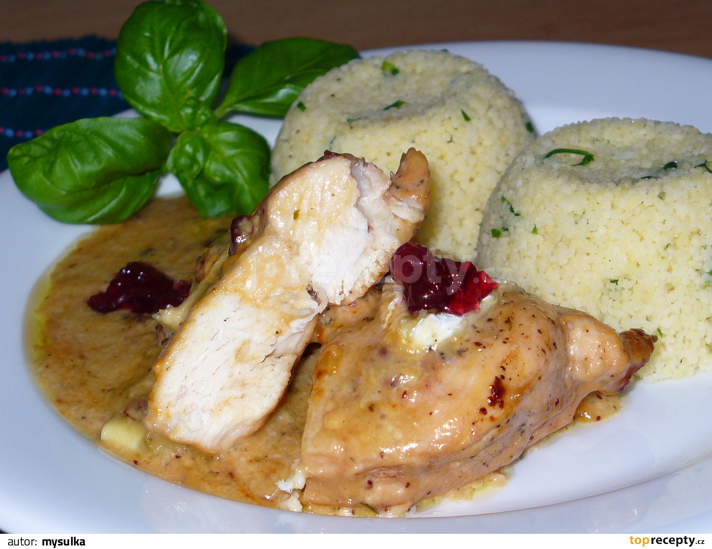 Kuřecí řízky zapečené s brusinkami a hermelínem recept - TopRecepty.cz