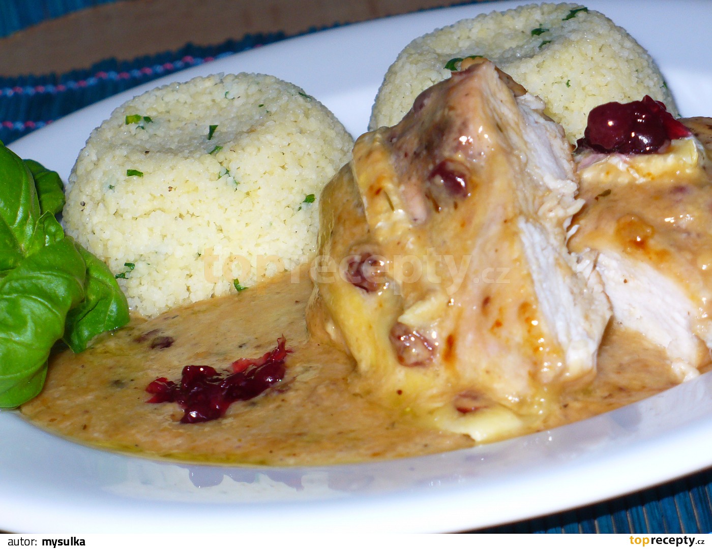 Kuřecí řízky zapečené s brusinkami a hermelínem recept - TopRecepty.cz