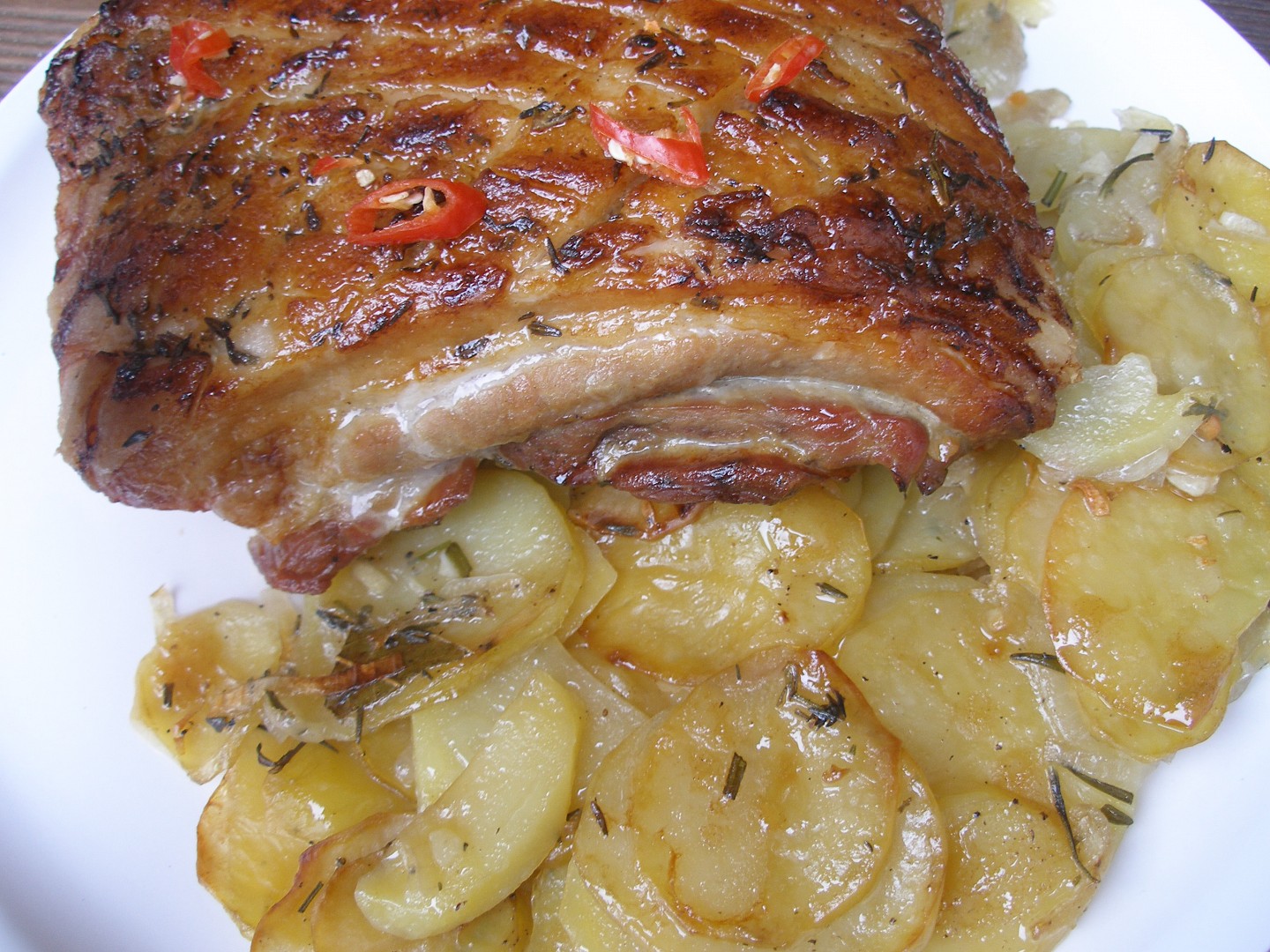 Pikantní bůček pečený nad brambory - TopRecepty.cz