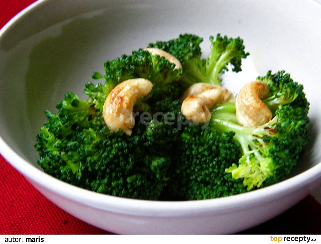 Brokolice s kešu oříšky recept - TopRecepty.cz
