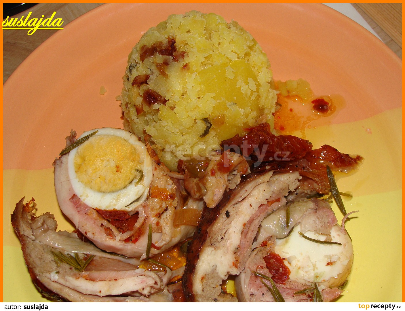 Kuřecí roláda plněná vinnou klobásou recept - TopRecepty.cz