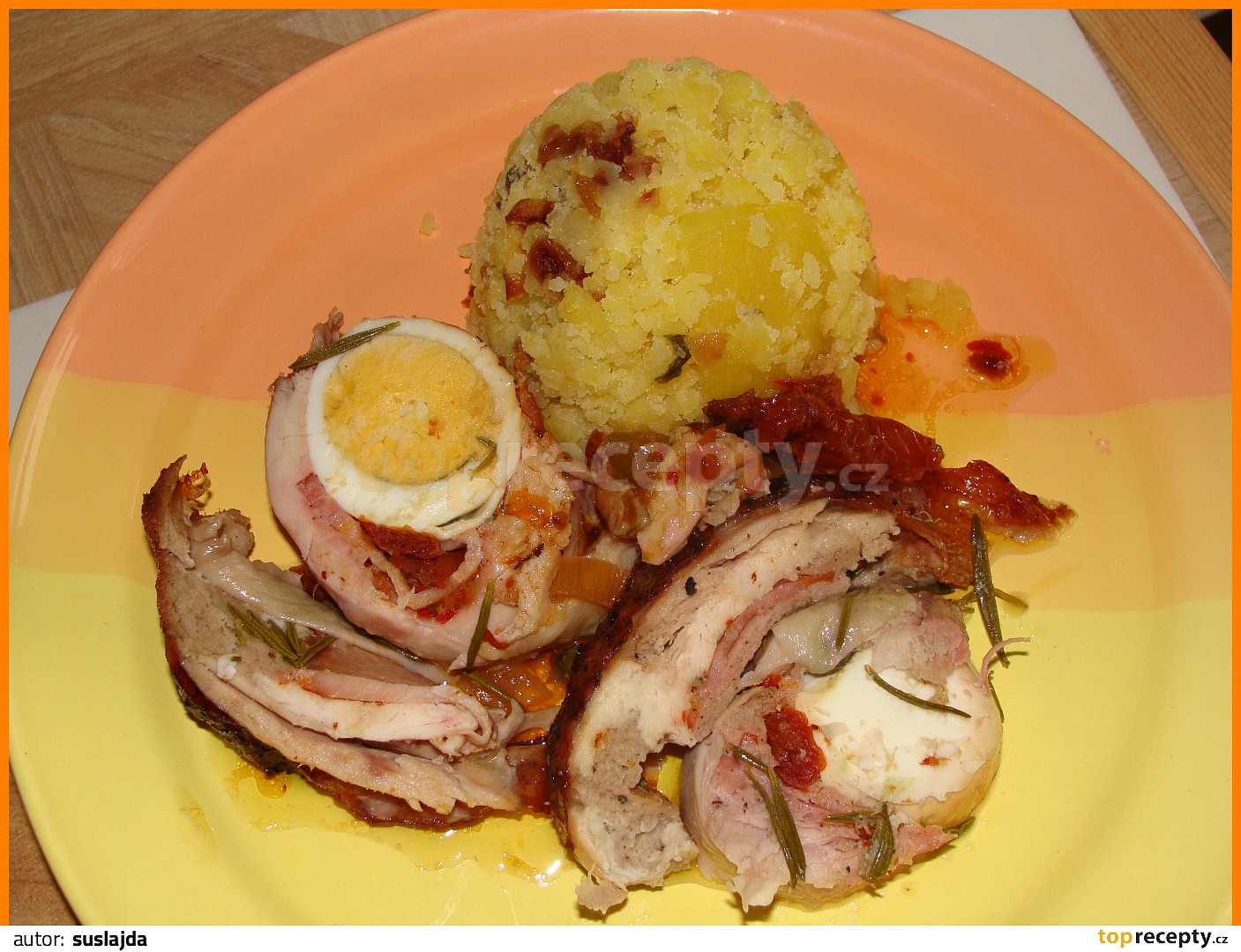 Kuřecí roláda plněná vinnou klobásou recept - TopRecepty.cz