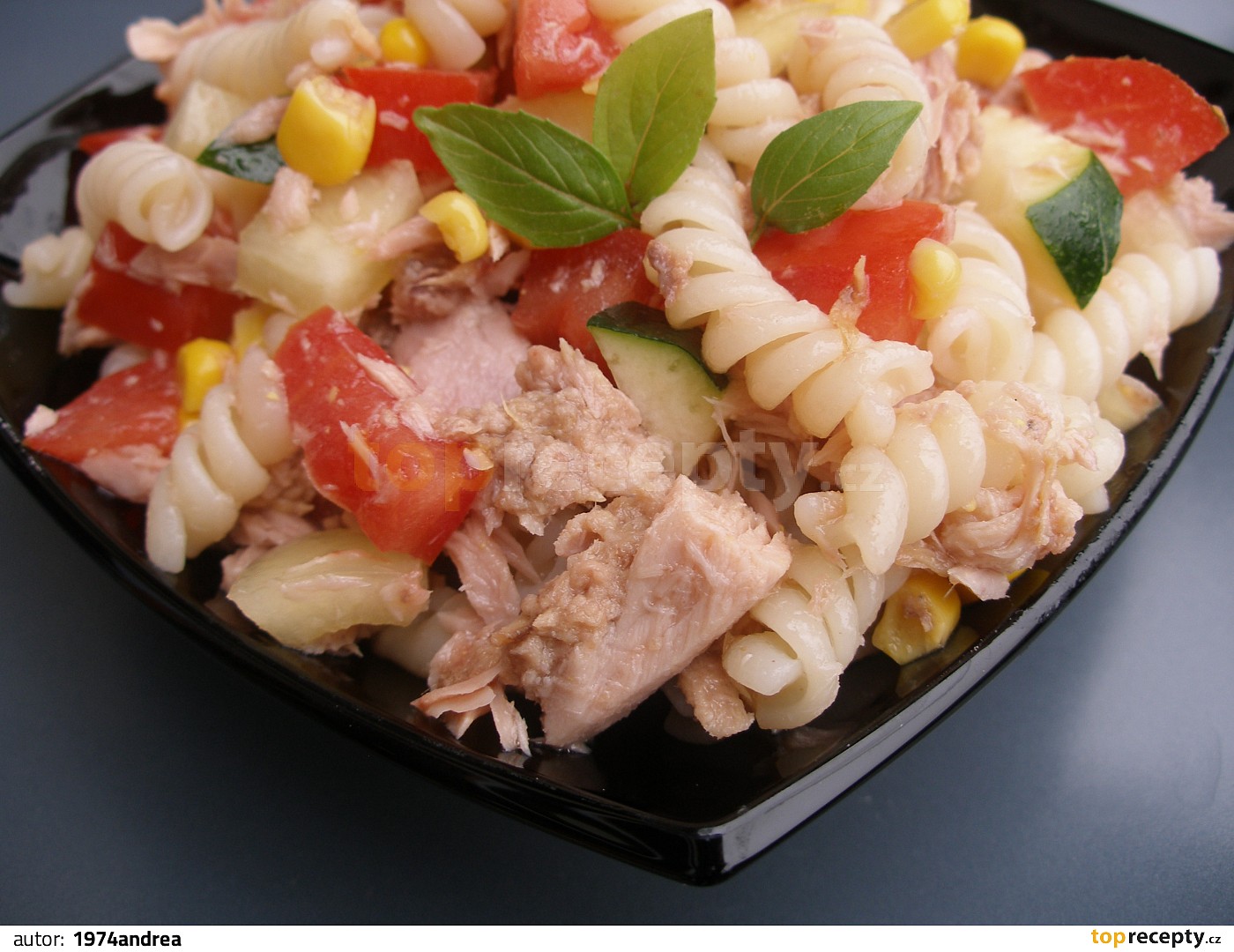 Tuňákový salát recept - TopRecepty.cz