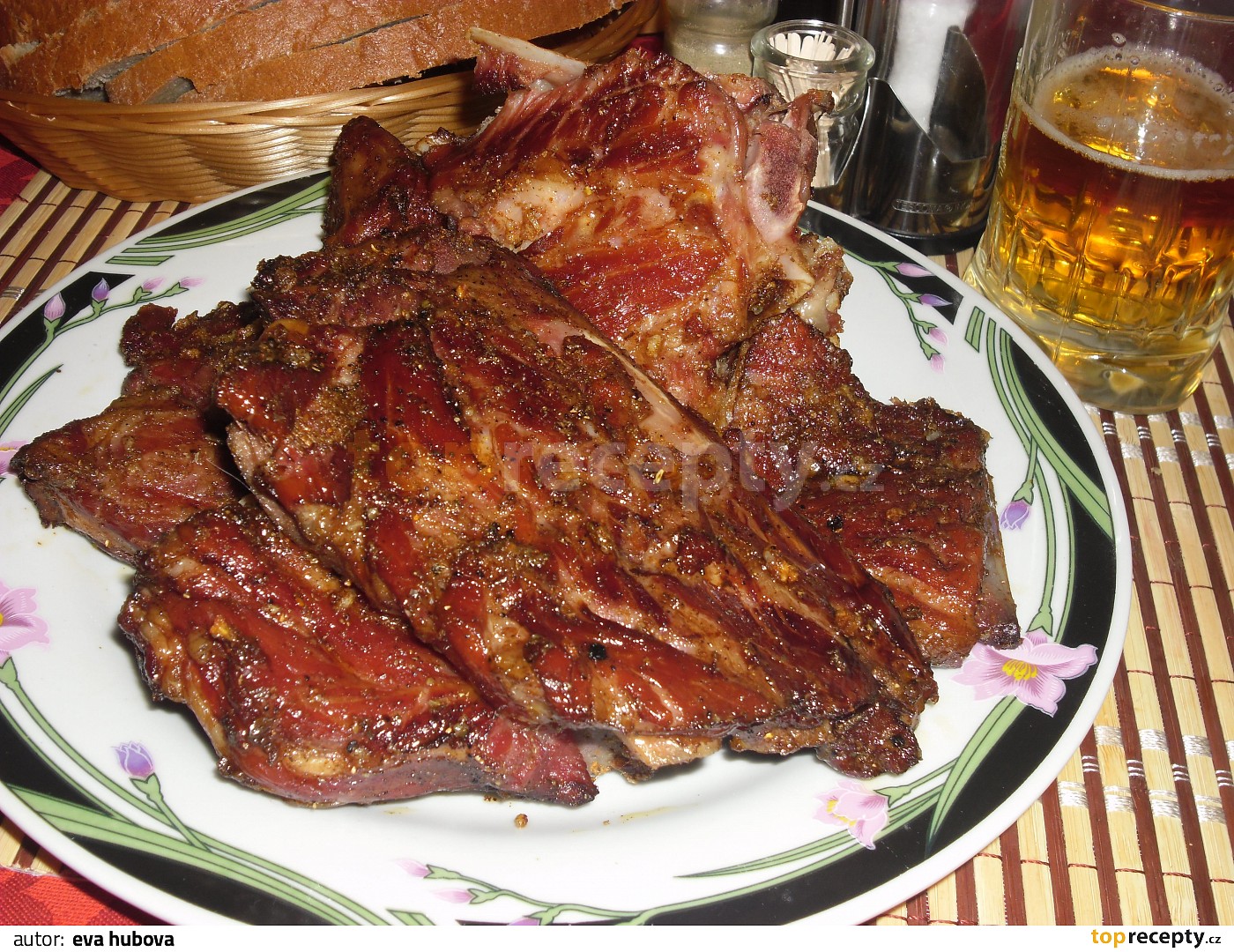 Uzená grilovaná žebra recept - TopRecepty.cz