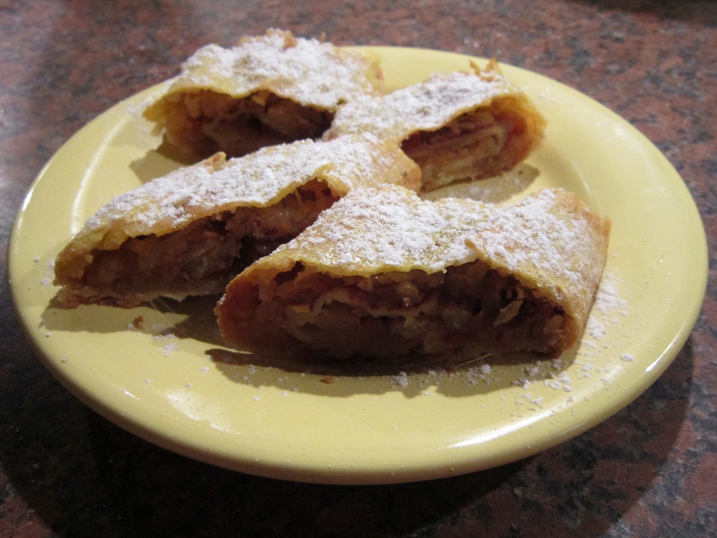 Jablečný štrúdl z domácího těsta - TopRecepty.cz