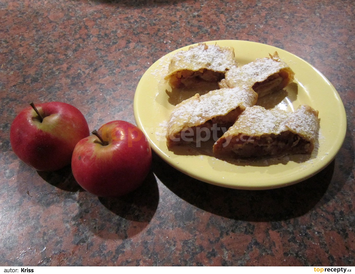 Jablečný štrúdl z domácího těsta recept - TopRecepty.cz
