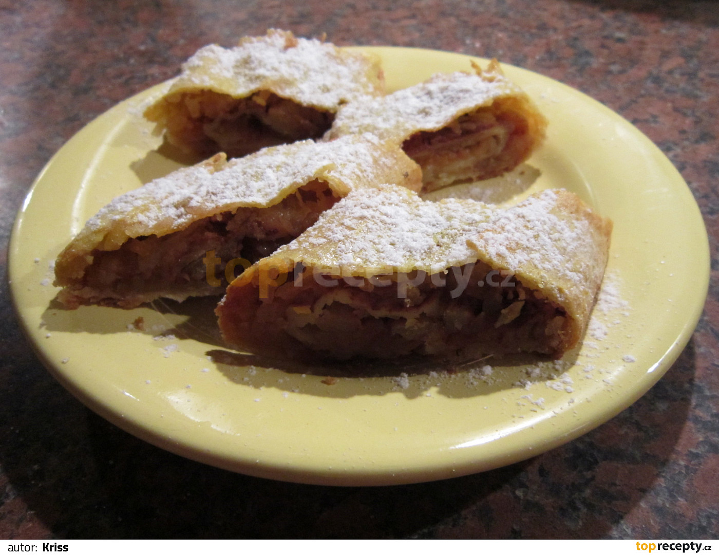 Jablečný štrúdl z domácího těsta recept - TopRecepty.cz