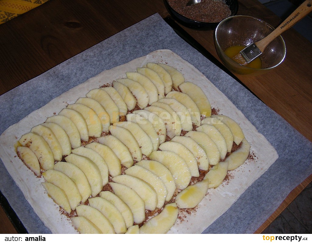 Rychlý jablkový koláč s obrubou recept - TopRecepty.cz