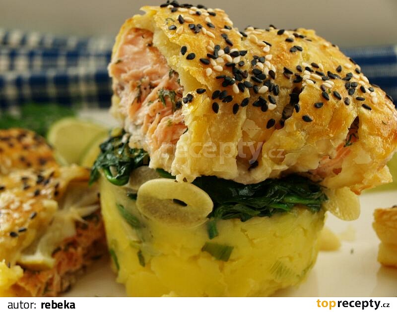 Filet z lososa v listovém těstě na špenátovobramborovém lůžku recept ...