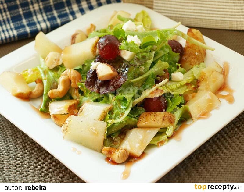Listový salát s pečenou hruškou recept - TopRecepty.cz