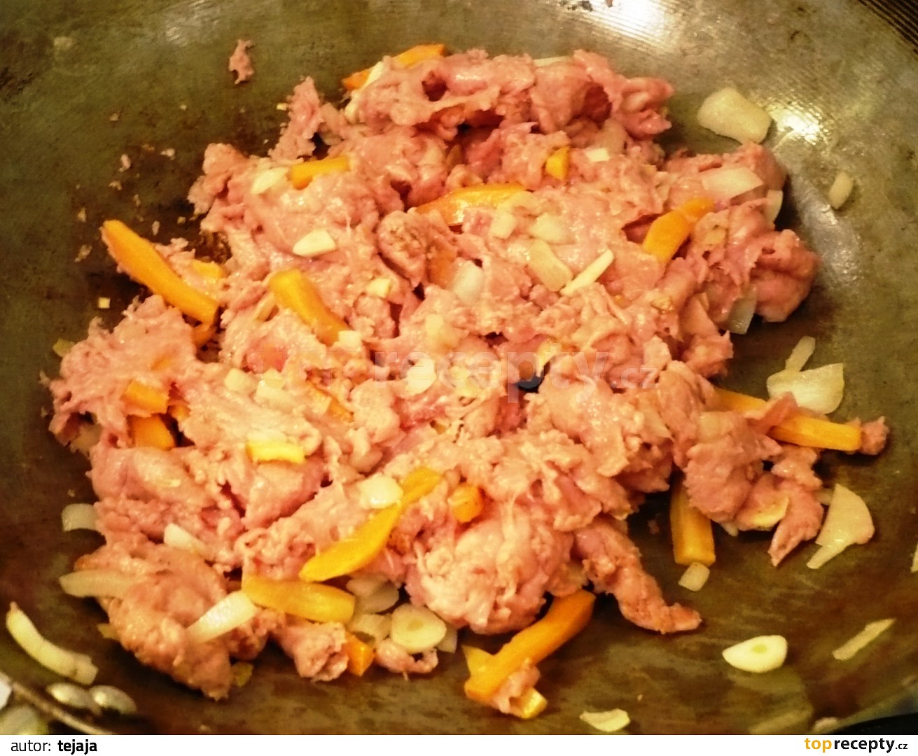 Mleté maso se zeleninou na pánvi recept - TopRecepty.cz