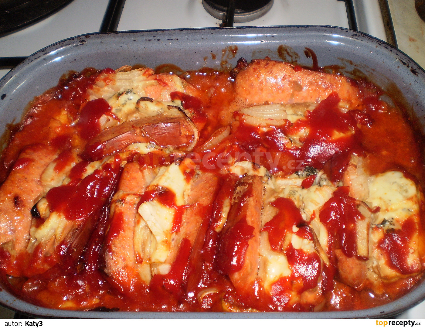 Zapečené špekáčky s nivou a cibulí recept - TopRecepty.cz