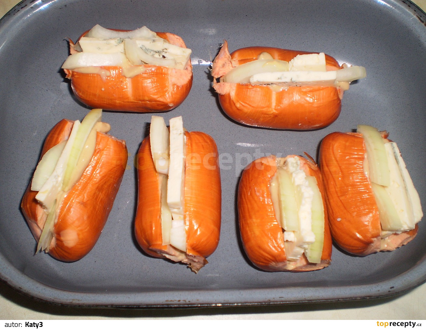 Zapečené špekáčky s nivou a cibulí recept - TopRecepty.cz