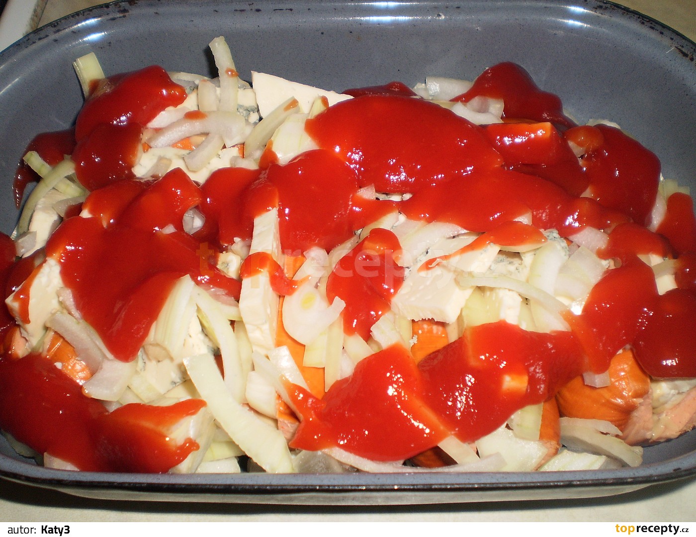 Zapečené špekáčky s nivou a cibulí recept - TopRecepty.cz
