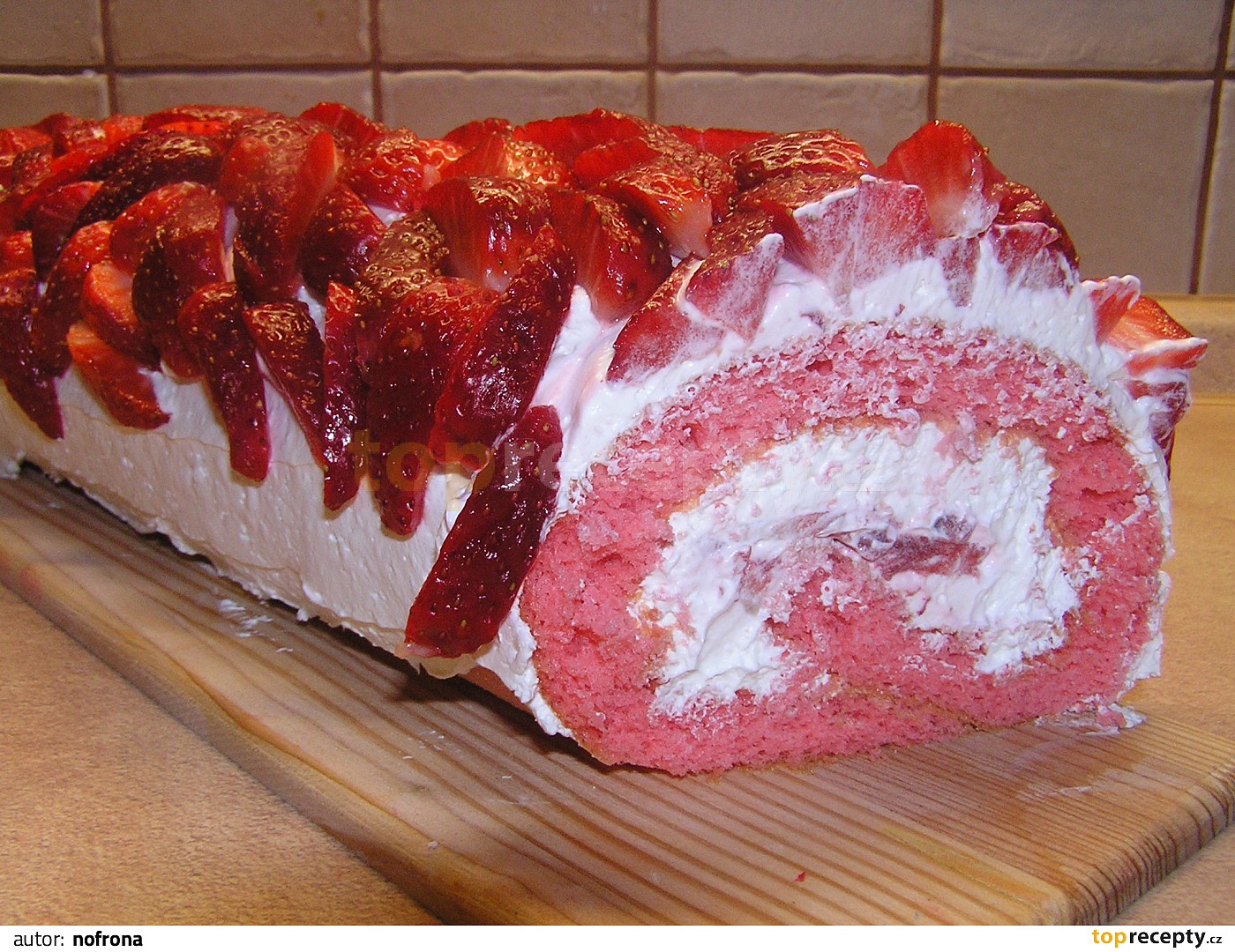 Medová roláda s jahodami recept - TopRecepty.cz