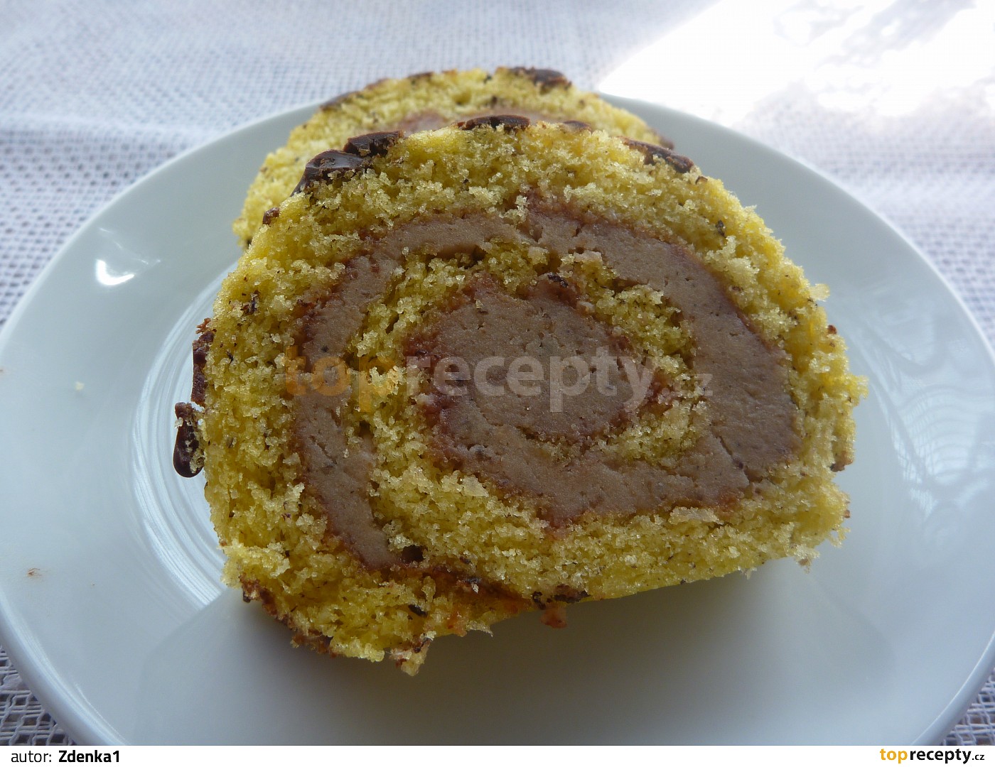 Ořechová roláda s kaštanovou náplní recept - TopRecepty.cz