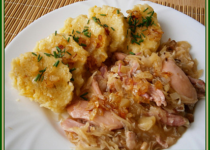 Kuřecí uzené v kyselém zelí dušené recept - TopRecepty.cz