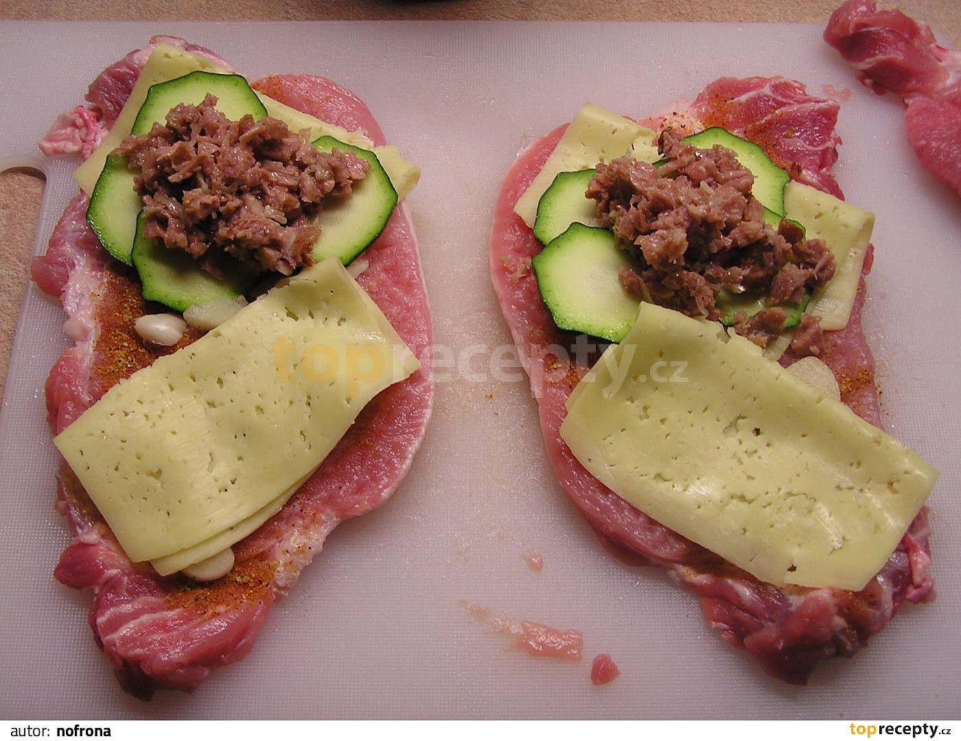 Maso plněné cuketou a uzeným recept - TopRecepty.cz
