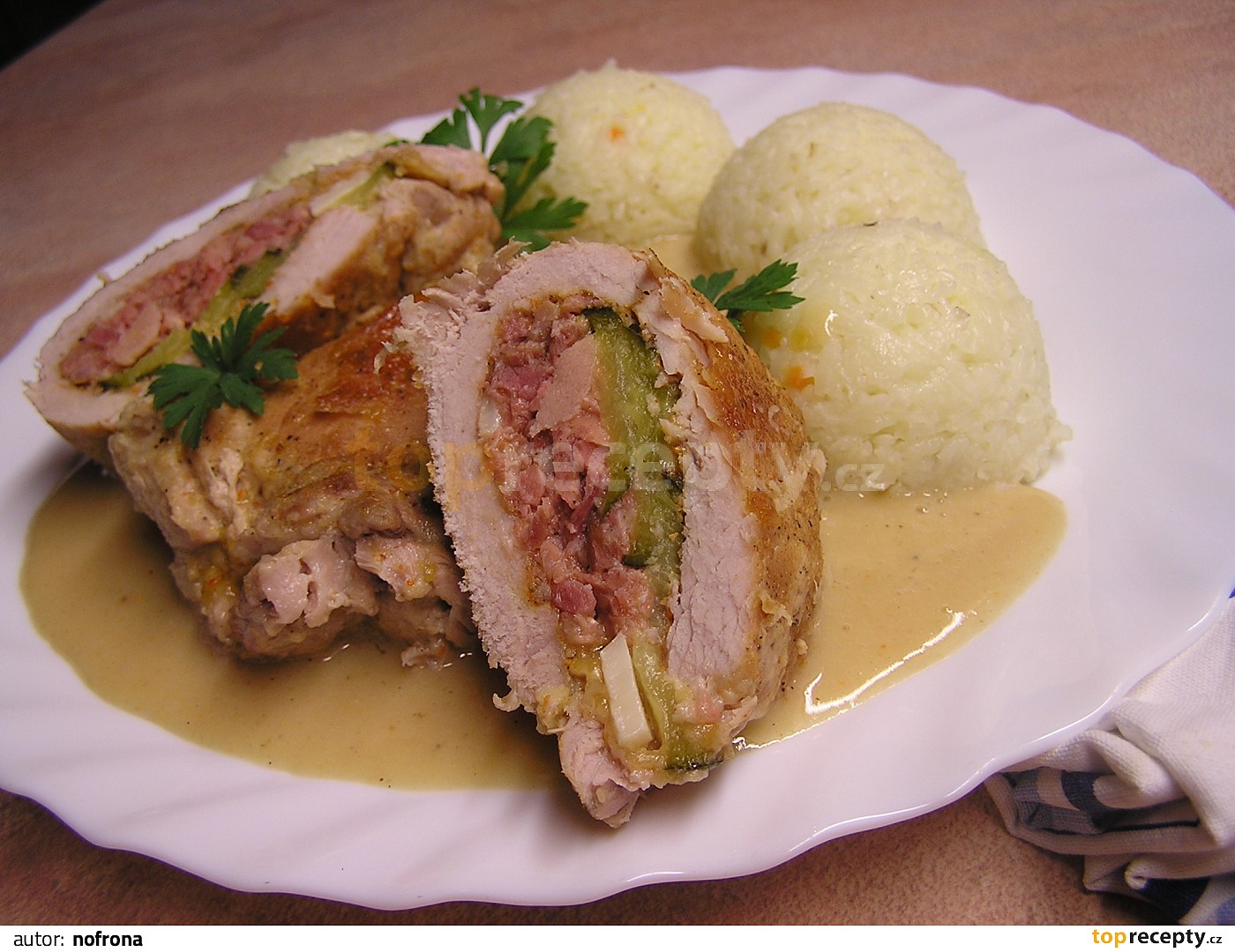 Maso plněné cuketou a uzeným recept - TopRecepty.cz