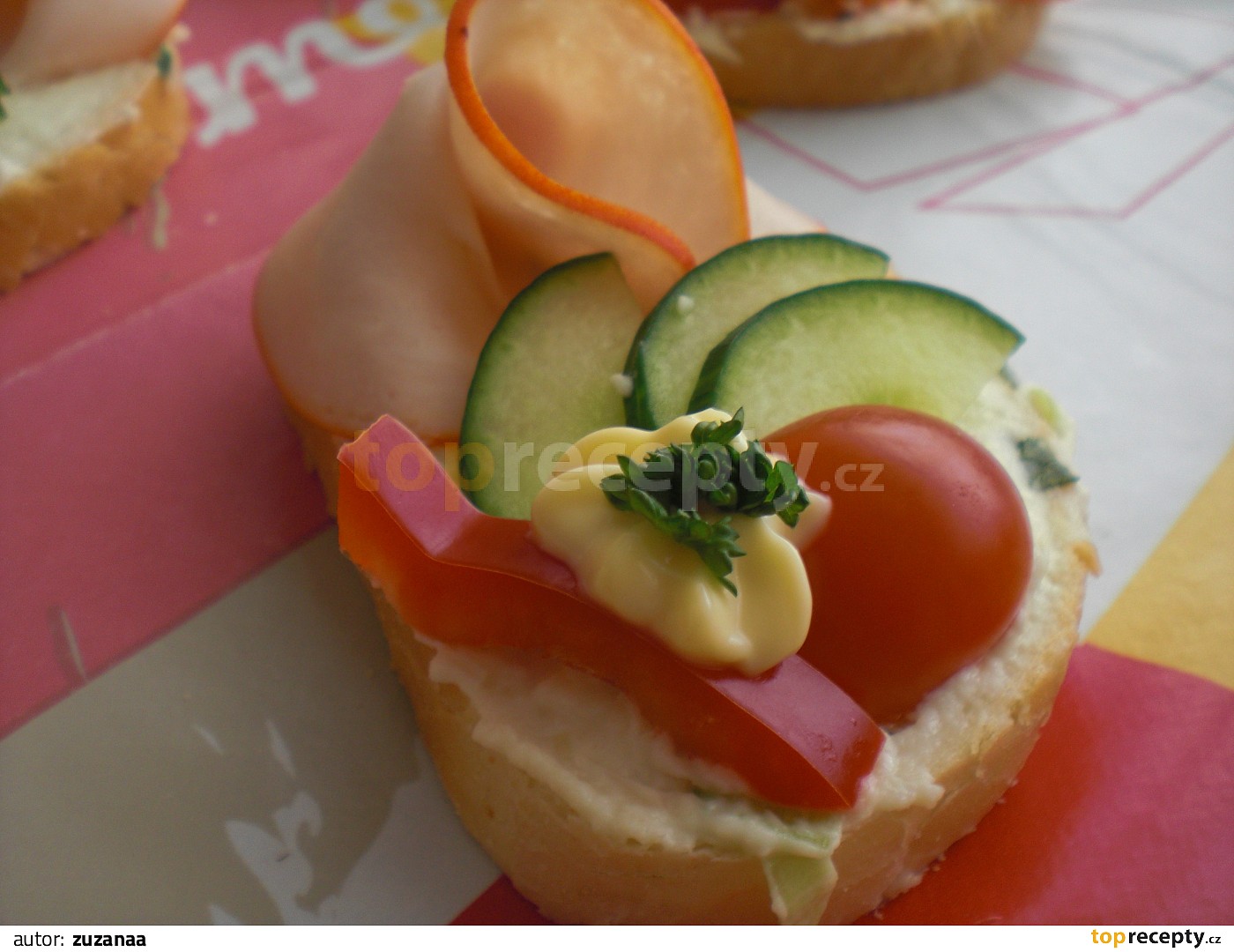 Obložený chlebíček s česnekovou pomazánkou recept - TopRecepty.cz